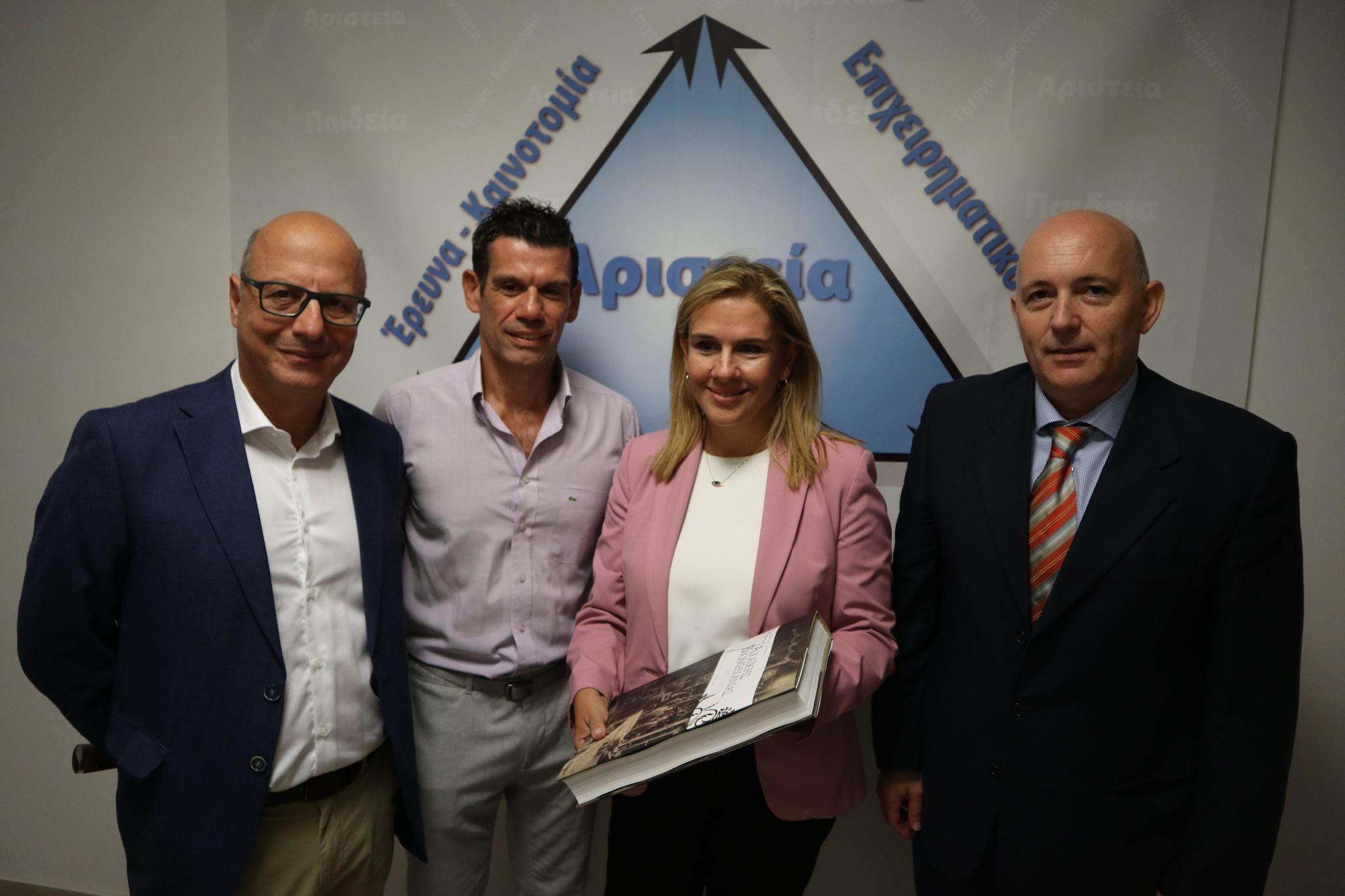 Επίσκεψη της Υφυπουργού Ανάπτυξης, κας Ζωής Ράπτη στο Επιστημονικό ...